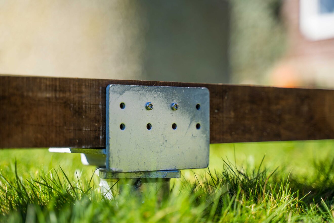 Hoe installeer ik een schroeffundering? - FIRST BASE DIY Shop