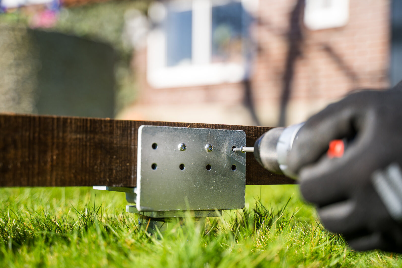 Hoe installeer ik een schroeffundering? - FIRST BASE DIY Shop